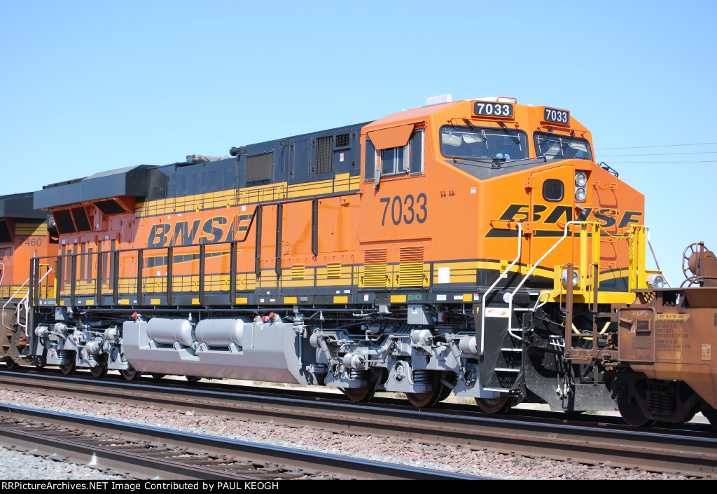 BNSF 7033 stopped on the Jewel connector waiting for a crew to take her west.